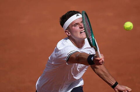 Jakub Mensik collapses on court amid intense French Open heat ...